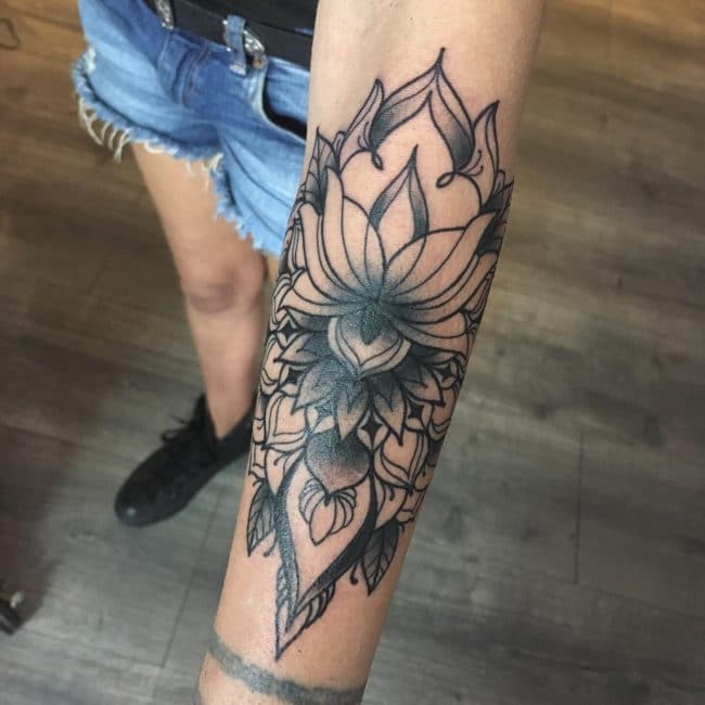 Tatouage féminin et trait fin - Niko Bushman - Tatoueur à La Rochelle